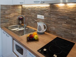 Estúdio (Standard Studio with Balcony/Sea View) | Kitchenette privada | Uma cafeteira/bule, um frigorífico, um micro-ondas