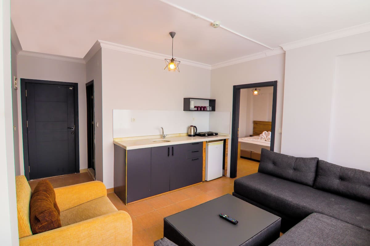 Apartamento Familiar, 2 quartos, vista para a piscina | 1 quarto, cortinas/cortinados opacos, quartos insonorizados