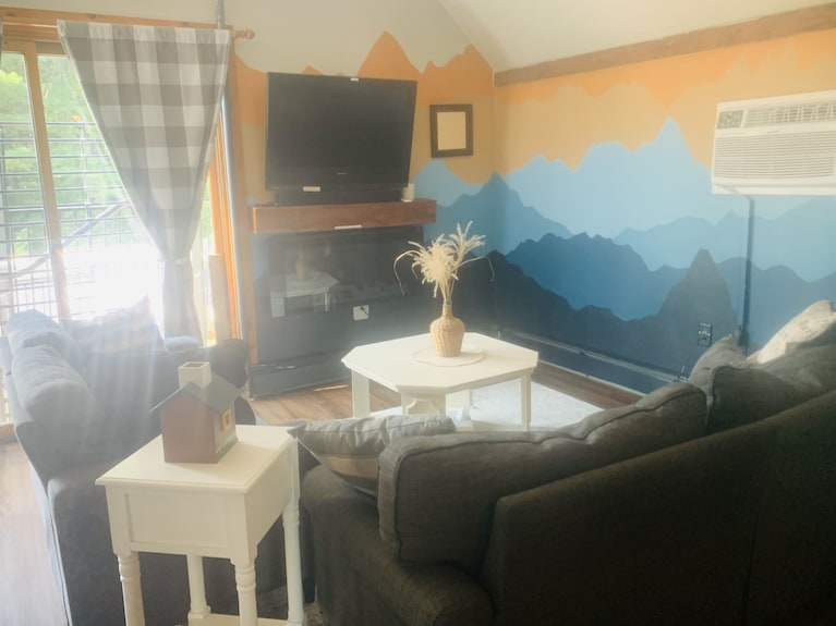 Ski Minutes Away & Pool Onsite - New Hampshire (State)