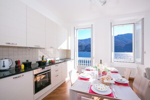 Apartamento Familiar, vários quartos, junto ao lago (Villa Larius Balcone) | Restaurantes