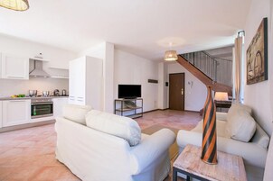 Apartamento família, 2 quartos, micro-ondas (Casa Al Prato Apt. G) | Área de estar | TV de tela plana 24 polegadas com canais digitais, TV, pisos aquecidos