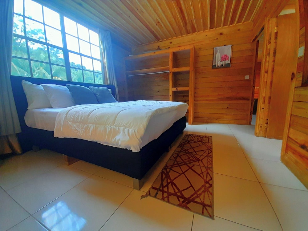 Pinard's Mountain Resort
Liberty Suite Cottage 7 - Dominica
