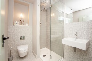 Quarto Duplo | Casa de banho | Artigos de higiene pessoal grátis, um secador de cabelo 