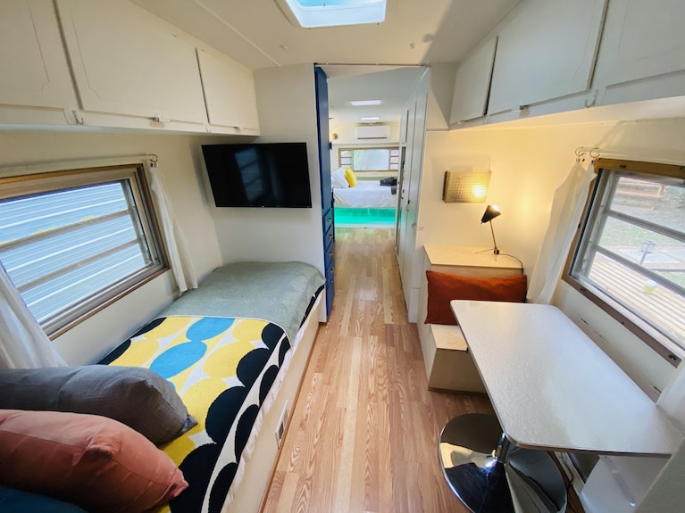 The Austin Lovestream! New Hot Tub, Full Bathroom, Deck & Grill! - Austin, TX
