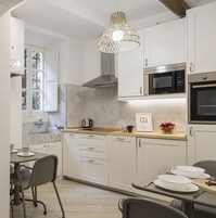 Apartamento, 2 quartos | Área de estar | TV de tela plana