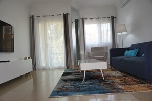 Apartamento, 2 quartos | Sala | TV de ecrã plano