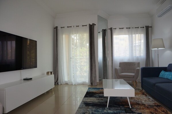 Apartamento, 2 quartos | Sala de estar | TV de ecrã plano