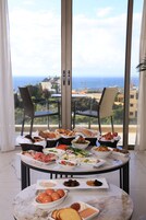 Café da manhã (USD 7.5 por pessoa)