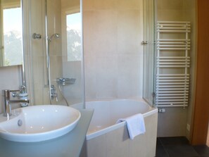 Um secador de cabelo, toalhas fornecidas 