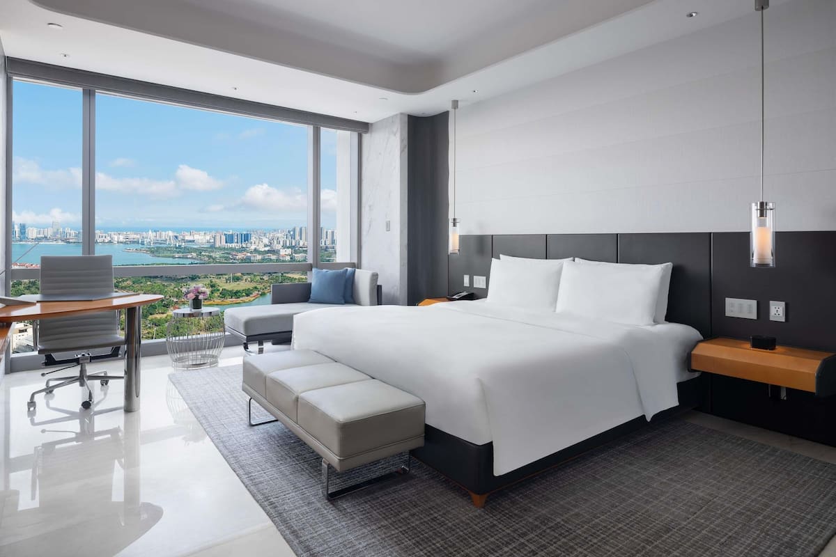 Quarto superluxo, 1 cama Queen, vista para o mar | Edredons de pluma, frigobar, cofres nos quartos, escrivaninha