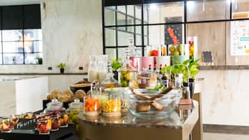 Café da manhã com buffet todos os dias (INR 1000 por pessoa)