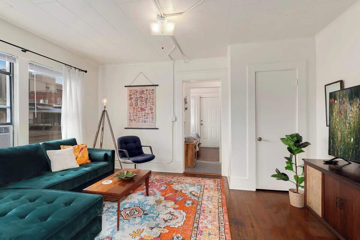 The Wildflower - Monthly Rental - Walk Everywhere! - Fayetteville, AR