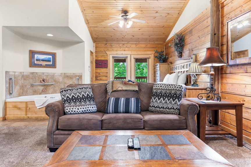 Walk-in Cedar Cabin With Walk-in Shower, Gas Fireplace, & Covered Balcony. Golf/ticket Discounts - Missouri