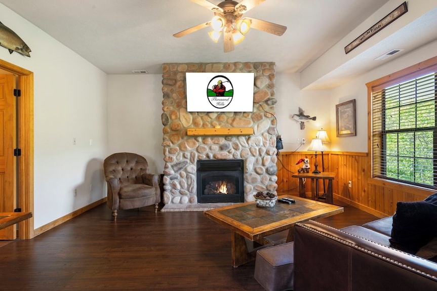 Family Getaway Cabin With Screened Balcony & Fireplace - Heart Of Branson - Missouri