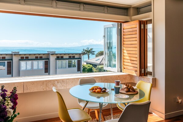 Sanctuary On The Beach - The Sands Unit 6 - Just Moments From The Pristine Waters And Golden Sands Of Onetangi, This Beautifully Presented Apartment Offers Modern Conveniences And Wonderful Views Over The Water. - Waiheke Island