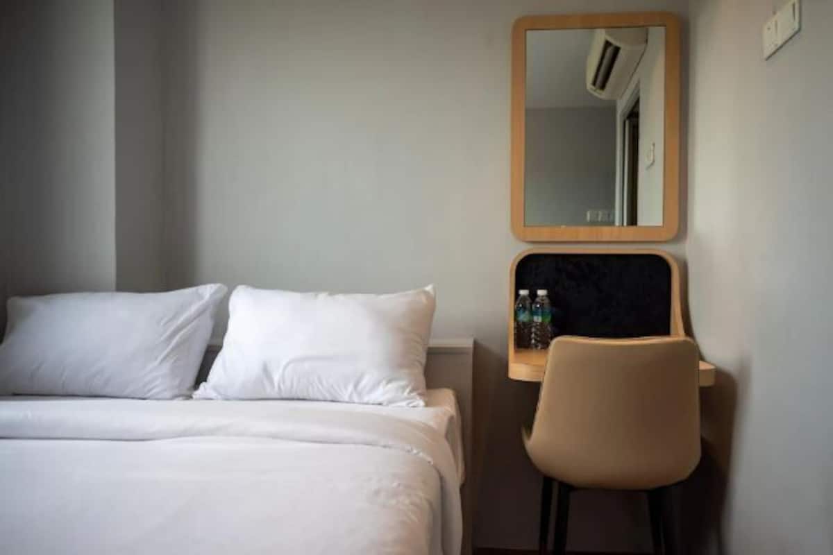 Roupa de alta qualidade, minibar, secretária