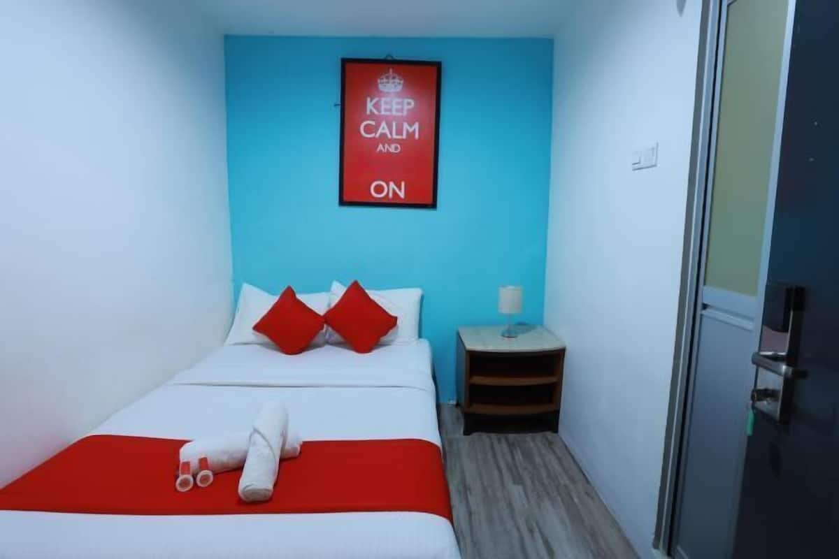 Roupas de cama premium, frigobar, escrivaninha