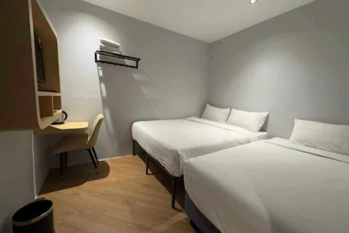 Roupa de alta qualidade, minibar, secretária