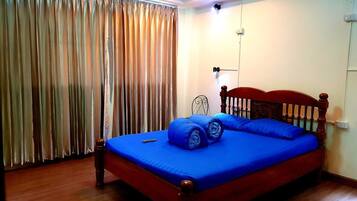 Quarto casal superior | Espaço de trabalho para notebook, Wi-Fi de cortesia, roupa de cama