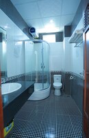 Um polibã, artigos de higiene pessoal grátis, chinelos 