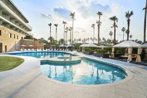 2 piscinas interiores, 2 piscinas exteriores, toldos (sobretaxa) 