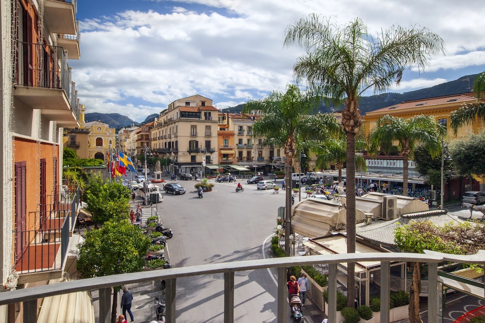 Elys Suites - Sorrento