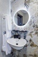 Quarto Duplo Familiar | Casa de banho | Artigos de higiene pessoal grátis, um secador de cabelo, roupões 