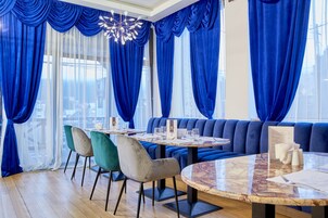 Serviço de café da manhã, almoço, jantar; vistas para o jardim