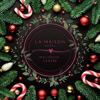 Logotipo circular com o texto "LA MAISON HOTEL MULHOUSE CENTRE", rodeado por decorações de Natal como bengalas e enfeites.