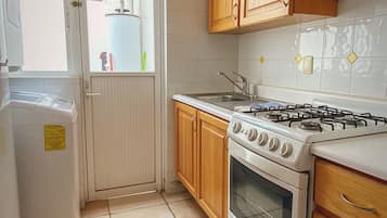 Um frigorífico/congelador grande, um micro-ondas, um forno