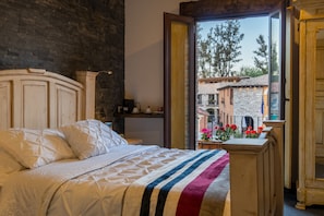 Quarto Royal | Roupa de alta qualidade, edredões de penas, camas de colchão pillowtop 