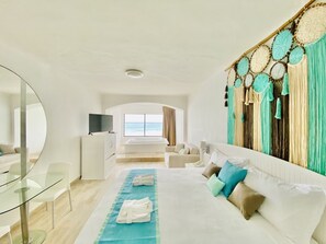 Suite Superior, vista para o mar | Cofre no quarto, secretária 