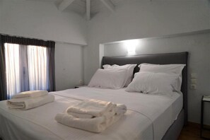 Suite Júnior, 2 quartos, vista para a piscina, junto à piscina | Cofre no quarto, com decoração personalizada, secretária 