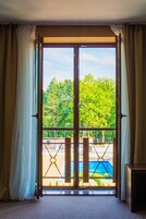 Suíte, vista para a piscina | Vista do quarto