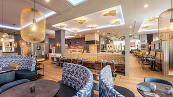 Pequeno-almoço tipo buffet diário (18 EUR por pessoa)