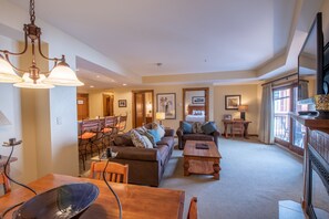 Apartamento em Condomínio Fechado, 1 quarto | Sala de estar | TV de ecrã plano 