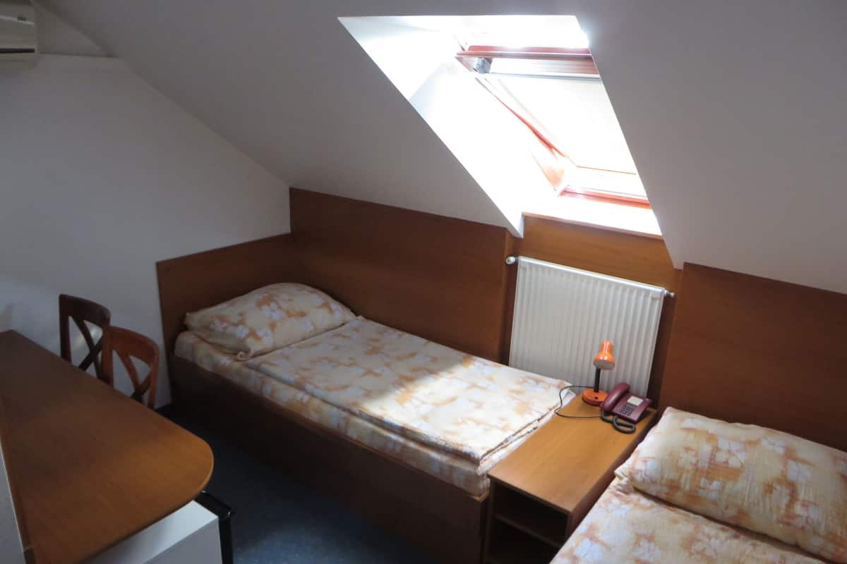 Quarto Duplo Económico | Cortinas/cortinados opacos, Wi-fi grátis, roupa de cama fornecida