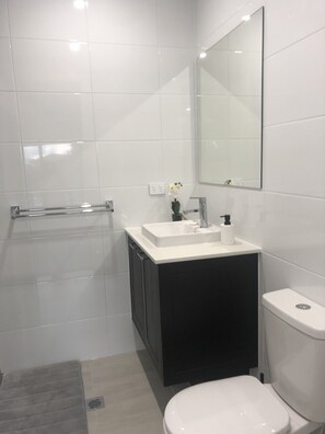 Quarto Superior, 1 cama queen-size, não fumadores | Casa de banho | Um polibã, toalhas fornecidas 