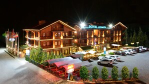 Um hotel grande e de vários andares com uma placa de destaque que diz "ROYAL UZUNGOL".