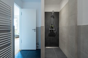 Suite M | Banheiro | Produtos de toalete grátis, secador de cabelo, toalhas de banho 