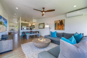 Condo, 2 quartos | Área de estar | Smart TV