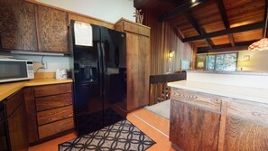 Apartamento em Condomínio Fechado, 2 quartos | Cozinha privada | Um frigorífico, um forno, uma cafeteira/bule, uma torradeira