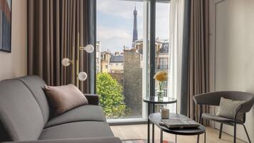 Suite Júnior | Sala de estar | Televisor de ecrã plano de 120 cm com canais via satélite, televisor