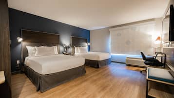 Quarto, 2 camas queen-size | Secretária, secretária adequada para computadores portáteis