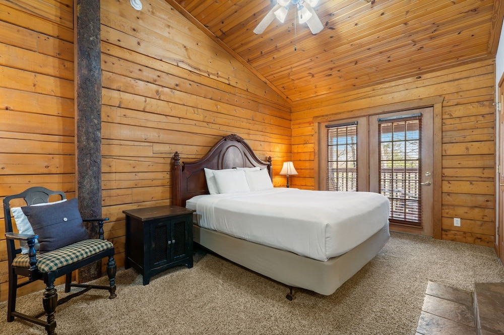 Romantic Studio Cabin With Fireplace & Wooded Deck - Missouri