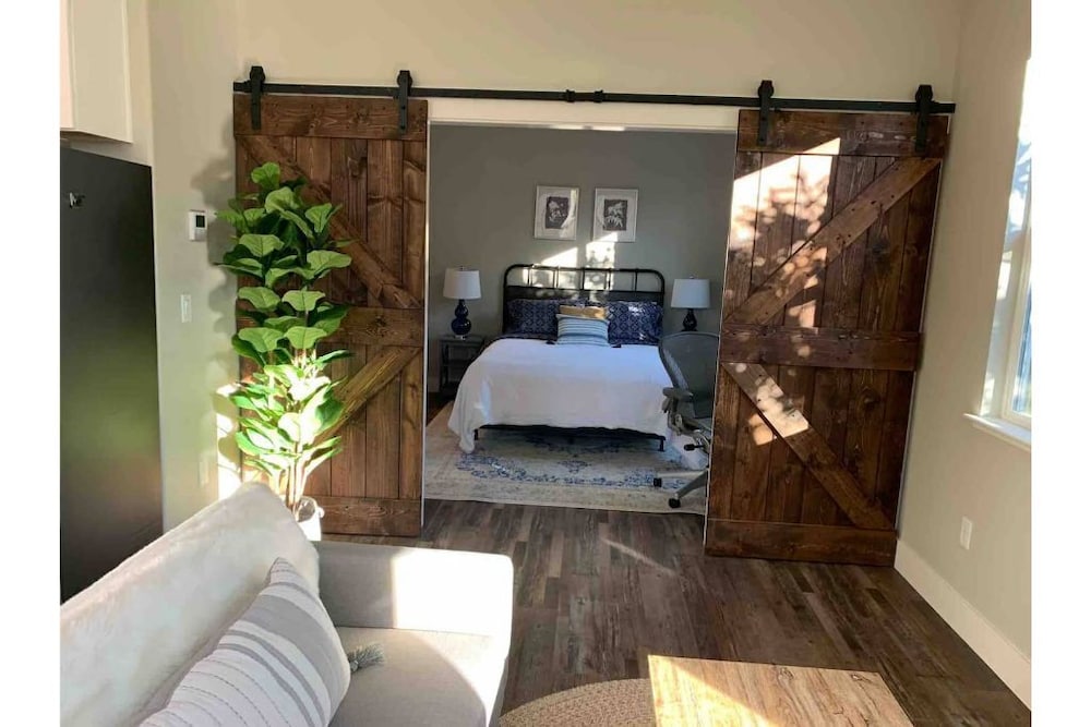 Stylish 1 Bedroom Farmhouse - Live/work - Davis, CA