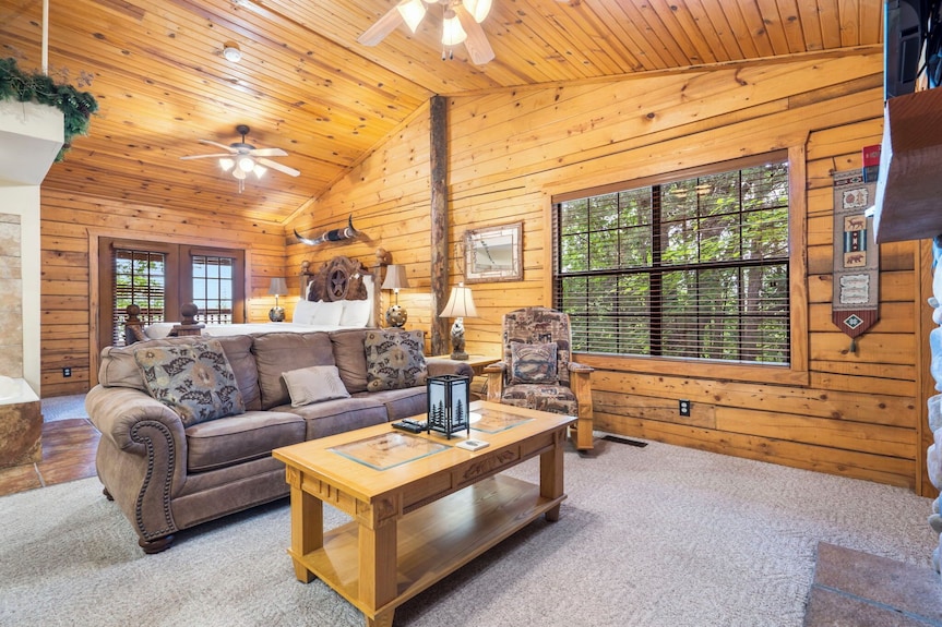 Charming Walk-in Cabin For Two - Fireplace, Jacuzzi Tub, Walk-in Shower - Missouri