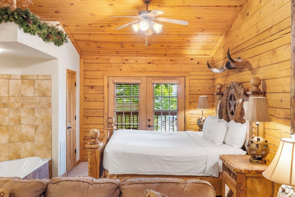 Charming Walk-in Cabin For Two - Fireplace, Jacuzzi Tub, Walk-in Shower - Missouri