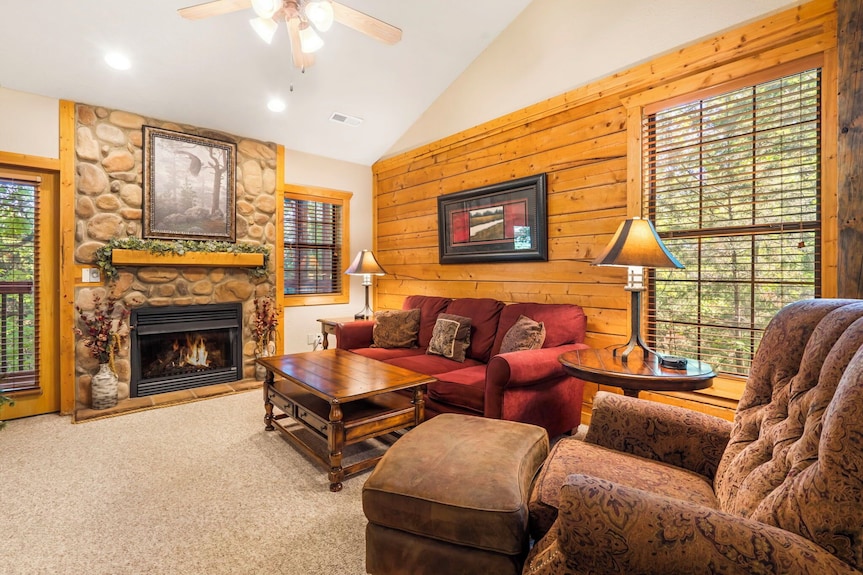 Walk-in Cabin • Golf Nearby • Ticket Discounts! - Missouri