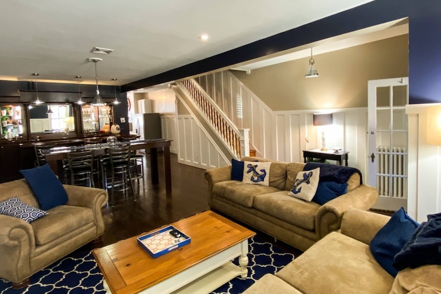 Prime Location! Modern Comfort 1 Block To Gate 1 W/ Parking & Walkability - Annapolis, MD